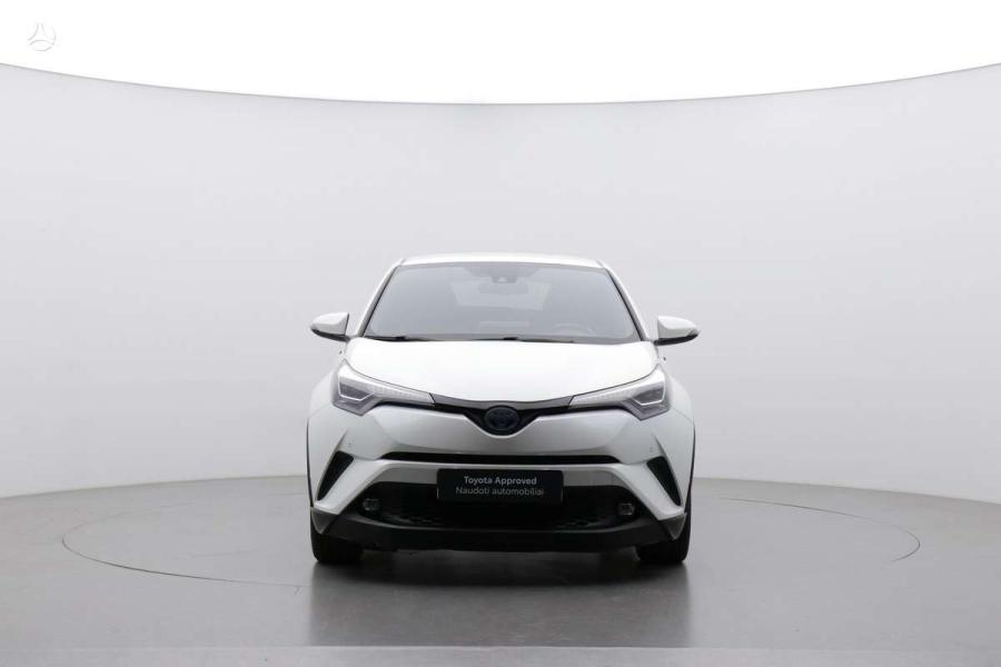 White Toyota C-HR 2018 in Vilnius, with an engine capacity of 1.80 L and mileage of 110 thousand km for 19900 €, photo 6 on AUTOMOTO.COM.LV