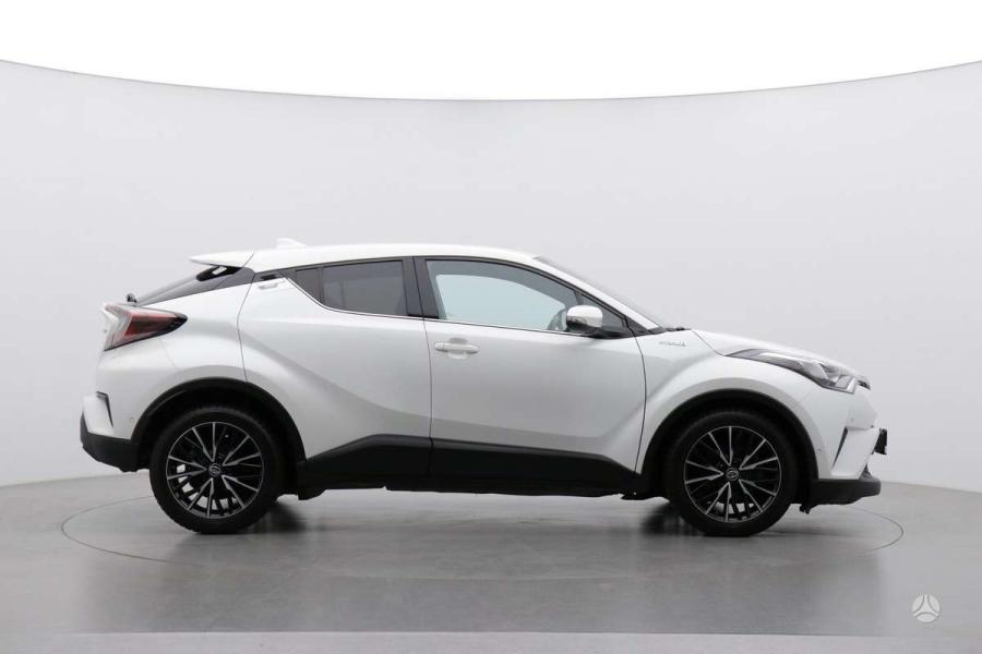 White Toyota C-HR 2018 in Vilnius, with an engine capacity of 1.80 L and mileage of 110 thousand km for 19900 €, photo 17 on AUTOMOTO.COM.LV