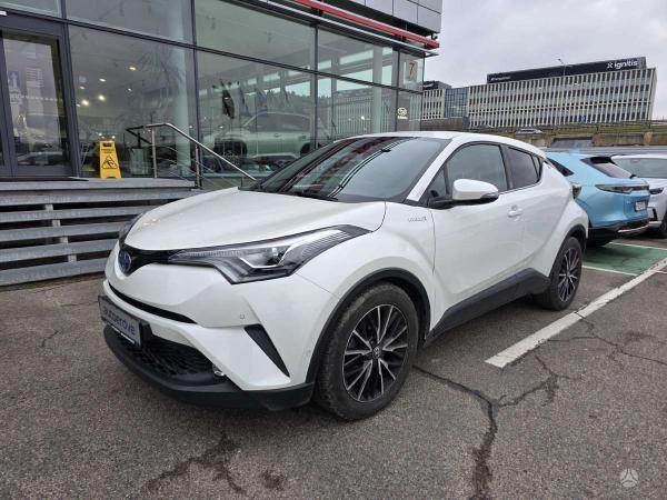 White Toyota C-HR 2018 in Vilnius, with an engine capacity of 1.80 L and mileage of 68 thousand km for 18650 €, photo 1 on AUTOMOTO.COM.LV