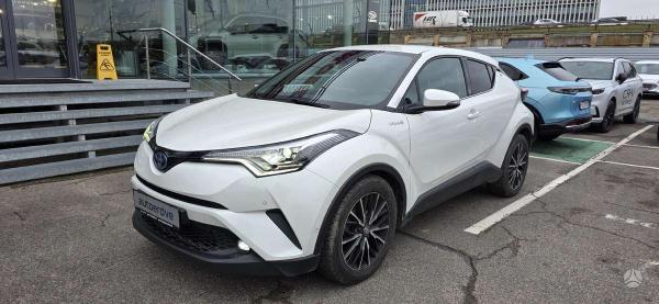 White Toyota C-HR 2018 in Vilnius, with an engine capacity of 1.80 L and mileage of 68 thousand km for 18650 €, photo 2 on AUTOMOTO.COM.LV