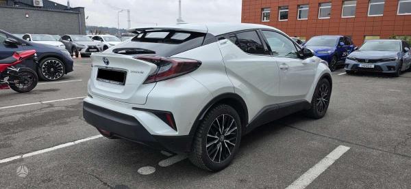 White Toyota C-HR 2018 in Vilnius, with an engine capacity of 1.80 L and mileage of 68 thousand km for 18650 €, photo 4 on AUTOMOTO.COM.LV