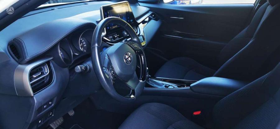 Balts Toyota C-HR 2018 Viļņa, ar dzinēja tilpumu 1.80 L un nobraukumu 68 tūkst. km par 18650 €, foto 18 vietnē AUTOMOTO.COM.LV