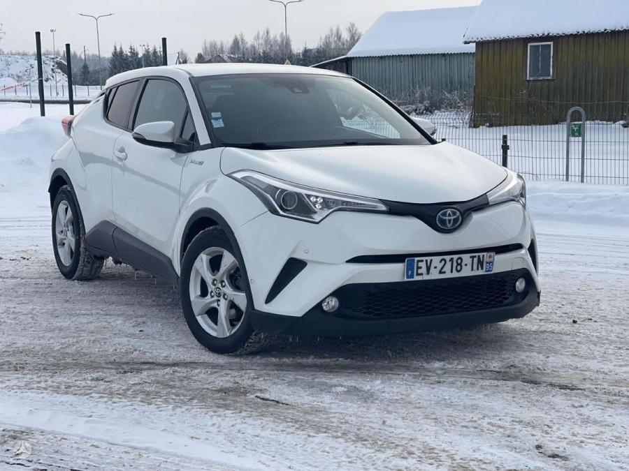 White Toyota C-HR 2018 in Taurage, with an engine capacity of 1.80 L and mileage of 154 thousand km for 12200 €, photo 1 on AUTOMOTO.COM.LV