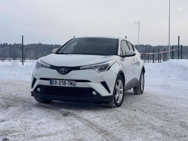 Белый Тойота C-HR 2018 в Таураге, объемом двигателя 1.80 л и пробегом 154 тыс. км за 12200 €, фото 2 на AUTOMOTO.COM.LV