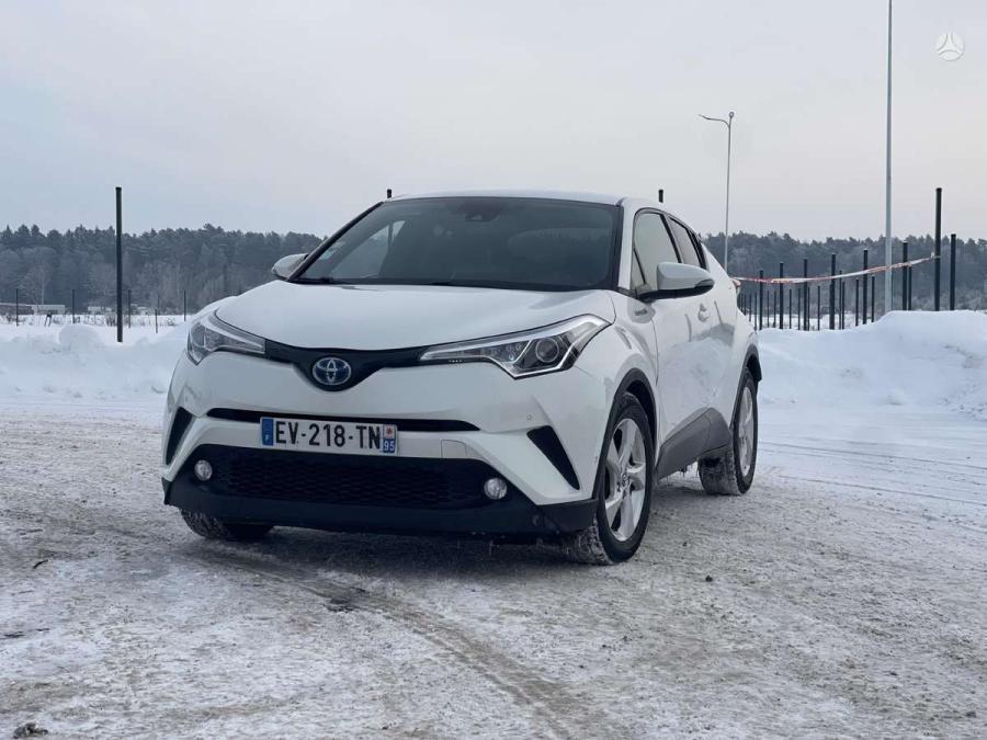 White Toyota C-HR 2018 in Taurage, with an engine capacity of 1.80 L and mileage of 154 thousand km for 12200 €, photo 2 on AUTOMOTO.COM.LV