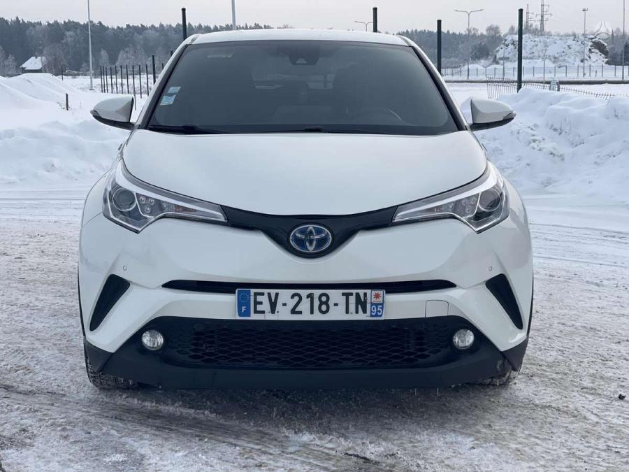 White Toyota C-HR 2018 in Taurage, with an engine capacity of 1.80 L and mileage of 154 thousand km for 12200 €, photo 3 on AUTOMOTO.COM.LV