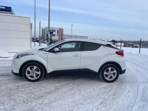 White Toyota C-HR 2018 in Taurage, with an engine capacity of 1.80 L and mileage of 154 thousand km for 12200 €, photo 4 on AUTOMOTO.COM.LV