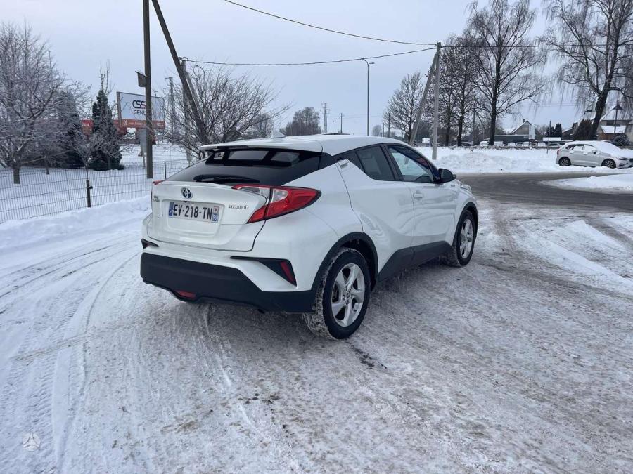 White Toyota C-HR 2018 in Taurage, with an engine capacity of 1.80 L and mileage of 154 thousand km for 12200 €, photo 6 on AUTOMOTO.COM.LV