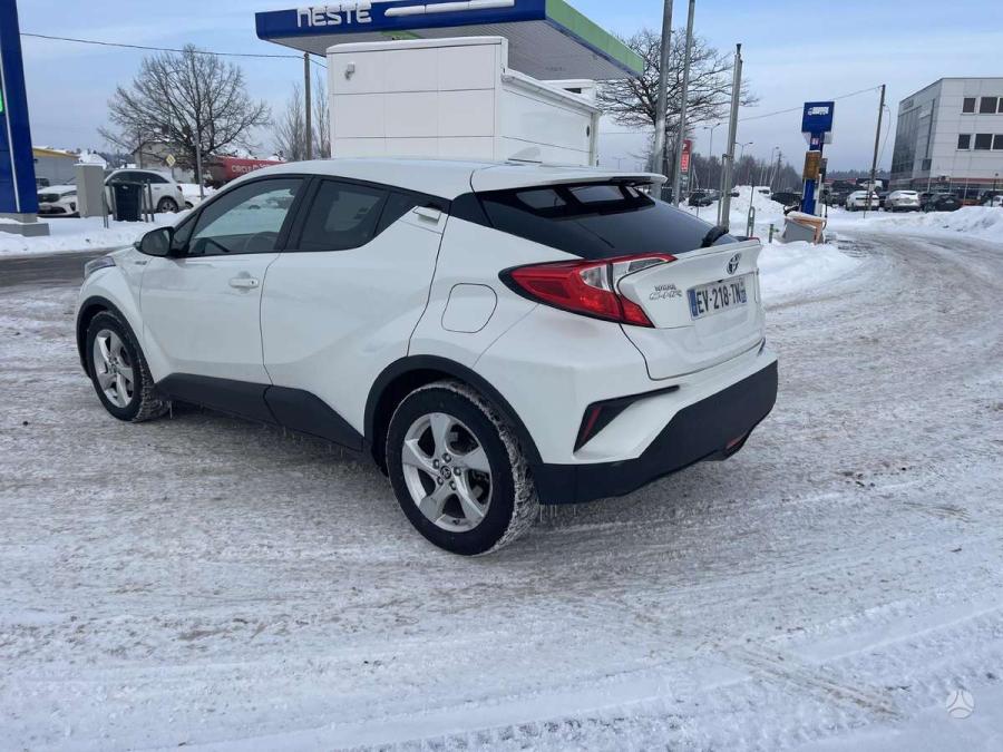 White Toyota C-HR 2018 in Taurage, with an engine capacity of 1.80 L and mileage of 154 thousand km for 12200 €, photo 7 on AUTOMOTO.COM.LV