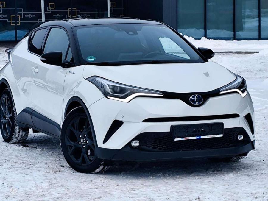 White Toyota C-HR 2018 in Siauliai, with an engine capacity of 1.80 L and mileage of 130 thousand km for 15900 €, photo 1 on AUTOMOTO.COM.LV