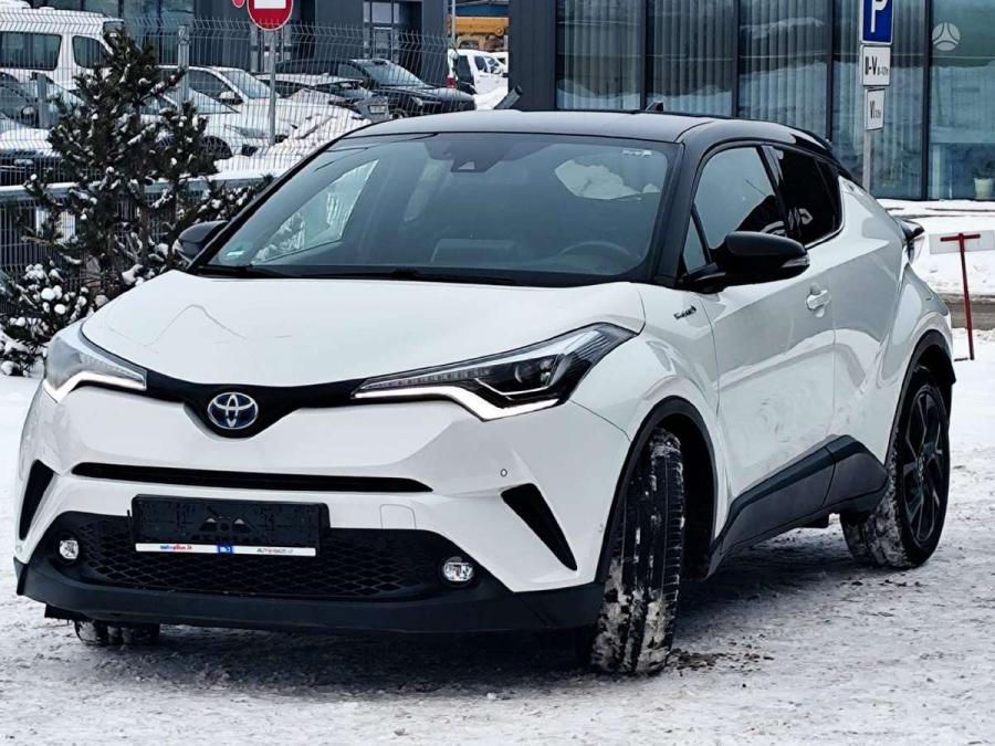 White Toyota C-HR 2018 in Siauliai, with an engine capacity of 1.80 L and mileage of 130 thousand km for 15900 €, photo 3 on AUTOMOTO.COM.LV