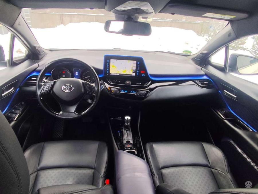 White Toyota C-HR 2018 in Siauliai, with an engine capacity of 1.80 L and mileage of 130 thousand km for 15900 €, photo 12 on AUTOMOTO.COM.LV