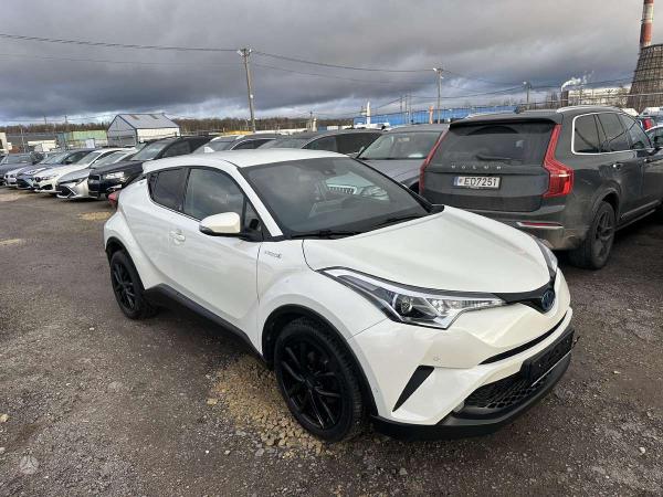 Balts Toyota C-HR 2018 Kauņa, ar dzinēja tilpumu 1.80 L un nobraukumu 149 tūkst. km par 15999 €, foto 1 vietnē AUTOMOTO.COM.LV