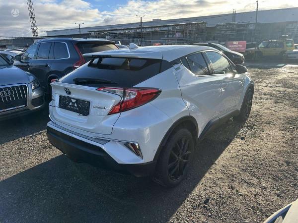 Balts Toyota C-HR 2018 Kauņa, ar dzinēja tilpumu 1.80 L un nobraukumu 149 tūkst. km par 15999 €, foto 3 vietnē AUTOMOTO.COM.LV