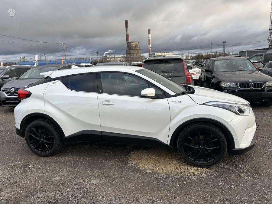 Белый Тойота C-HR 2018 в Каунас, объемом двигателя 1.80 л и пробегом 149 тыс. км за 15999 €, фото 23 на AUTOMOTO.COM.LV