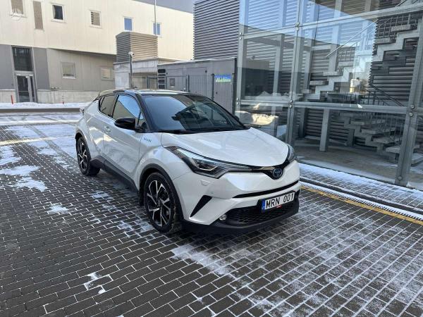 White Toyota C-HR 2018 in Vilnius, with an engine capacity of 1.80 L and mileage of 101 thousand km for 16900 €, photo 1 on AUTOMOTO.COM.LV