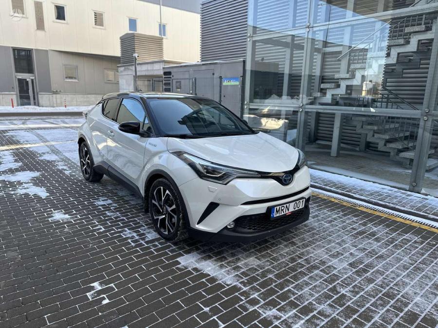 Белый Тойота C-HR 2018 в Вильнюс, объемом двигателя 1.80 л и пробегом 101 тыс. км за 16900 €, фото 1 на AUTOMOTO.COM.LV