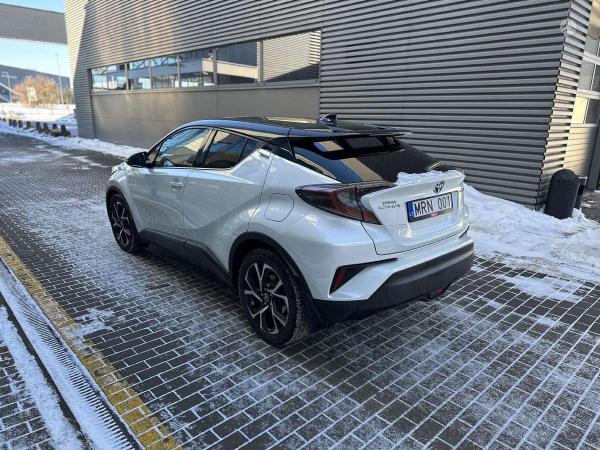White Toyota C-HR 2018 in Vilnius, with an engine capacity of 1.80 L and mileage of 101 thousand km for 16900 €, photo 3 on AUTOMOTO.COM.LV