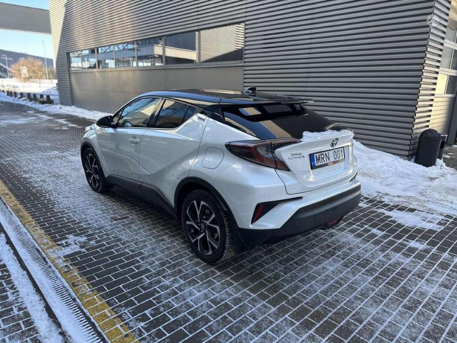 Белый Тойота C-HR 2018 в Вильнюс, объемом двигателя 1.80 л и пробегом 101 тыс. км за 16900 €, фото 3 на AUTOMOTO.COM.LV