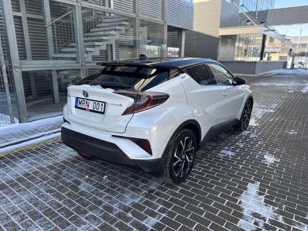 White Toyota C-HR 2018 in Vilnius, with an engine capacity of 1.80 L and mileage of 101 thousand km for 16900 €, photo 4 on AUTOMOTO.COM.LV