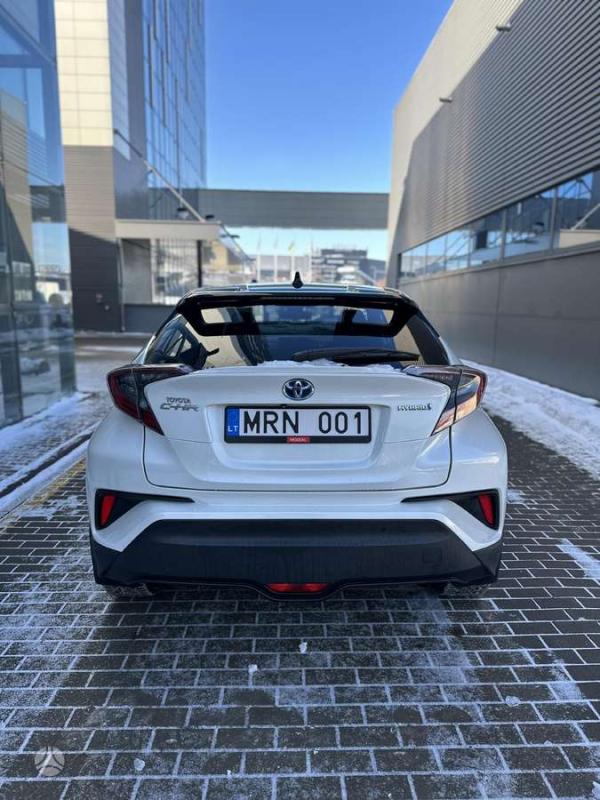 White Toyota C-HR 2018 in Vilnius, with an engine capacity of 1.80 L and mileage of 101 thousand km for 16900 €, photo 6 on AUTOMOTO.COM.LV