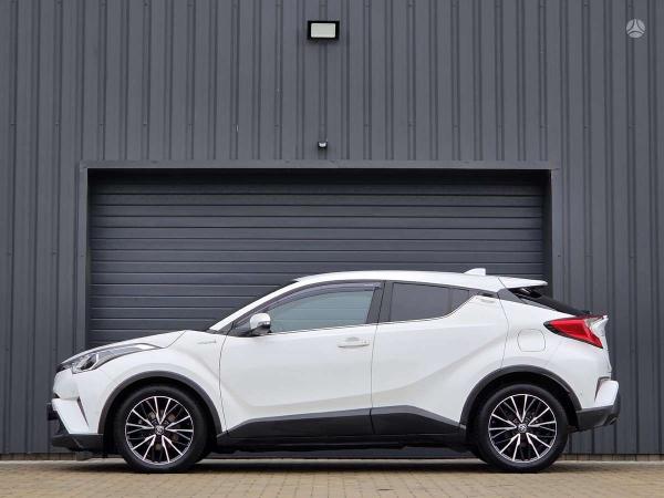 White Toyota C-HR 2018 in Kaunas, with an engine capacity of 1.80 L and mileage of 205 thousand km for 14990 €, photo 2 on AUTOMOTO.COM.LV