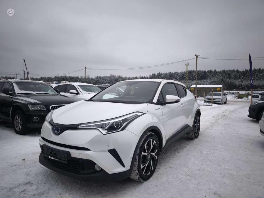 Белый Тойота C-HR 2018 в Вильнюс, объемом двигателя 1.80 л и пробегом 151 тыс. км за 16500 €, фото 1 на AUTOMOTO.COM.LV