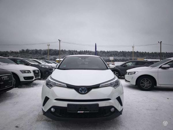 Balts Toyota C-HR 2018 Viļņa, ar dzinēja tilpumu 1.80 L un nobraukumu 151 tūkst. km par 16500 €, foto 2 vietnē AUTOMOTO.COM.LV