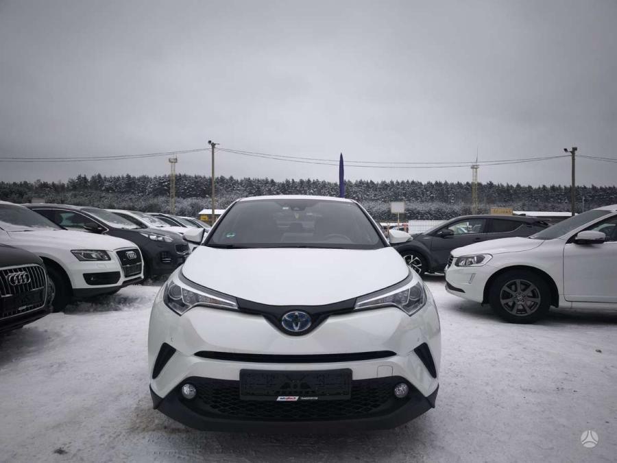Белый Тойота C-HR 2018 в Вильнюс, объемом двигателя 1.80 л и пробегом 151 тыс. км за 16500 €, фото 2 на AUTOMOTO.COM.LV