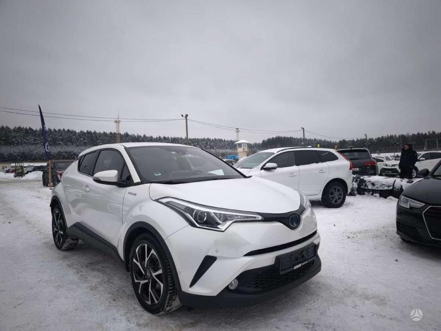Белый Тойота C-HR 2018 в Вильнюс, объемом двигателя 1.80 л и пробегом 151 тыс. км за 16500 €, фото 3 на AUTOMOTO.COM.LV