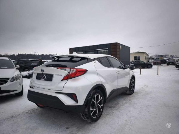 Balts Toyota C-HR 2018 Viļņa, ar dzinēja tilpumu 1.80 L un nobraukumu 151 tūkst. km par 16500 €, foto 4 vietnē AUTOMOTO.COM.LV