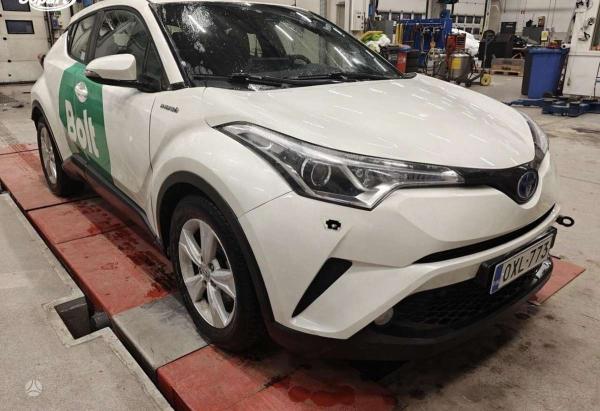 White Toyota C-HR 2018 in Vilnius, with an engine capacity of 1.80 L and mileage of 290 thousand km for 10406 €, photo 1 on AUTOMOTO.COM.LV
