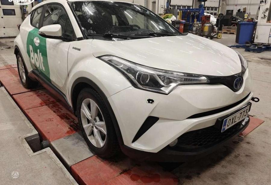 Белый Тойота C-HR 2018 в Вильнюс, объемом двигателя 1.80 л и пробегом 290 тыс. км за 10406 €, фото 1 на AUTOMOTO.COM.LV