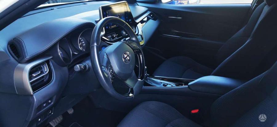 Balts Toyota C-HR 2018 Viļņa, ar dzinēja tilpumu 1.80 L un nobraukumu 68 tūkst. km par 18650 €, foto 18 vietnē AUTOMOTO.COM.LV