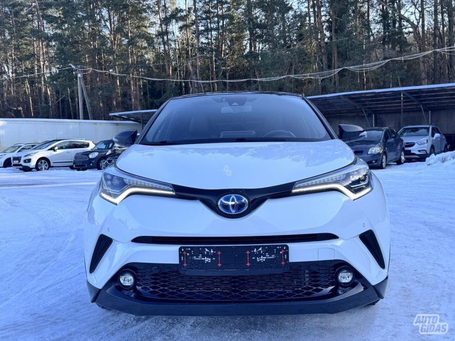 White Toyota C-HR 2018 in Vilnius, with an engine capacity of 1.80 L and mileage of 185 thousand km for 15450 €, photo 2 on AUTOMOTO.COM.LV