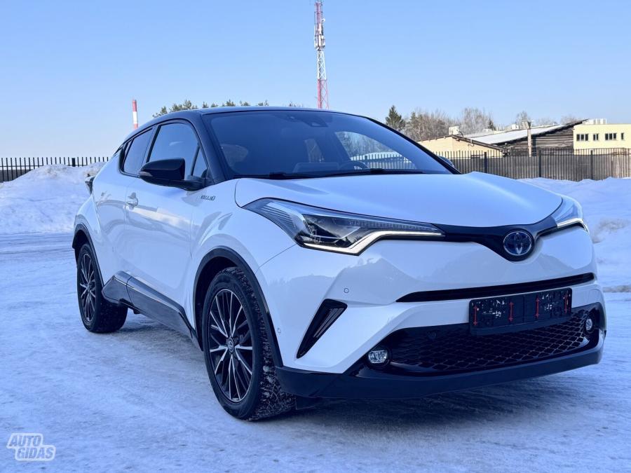 White Toyota C-HR 2018 in Vilnius, with an engine capacity of 1.80 L and mileage of 185 thousand km for 15450 €, photo 3 on AUTOMOTO.COM.LV