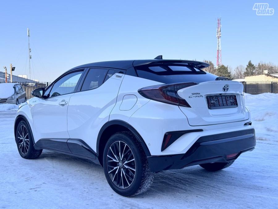 White Toyota C-HR 2018 in Vilnius, with an engine capacity of 1.80 L and mileage of 185 thousand km for 15450 €, photo 4 on AUTOMOTO.COM.LV