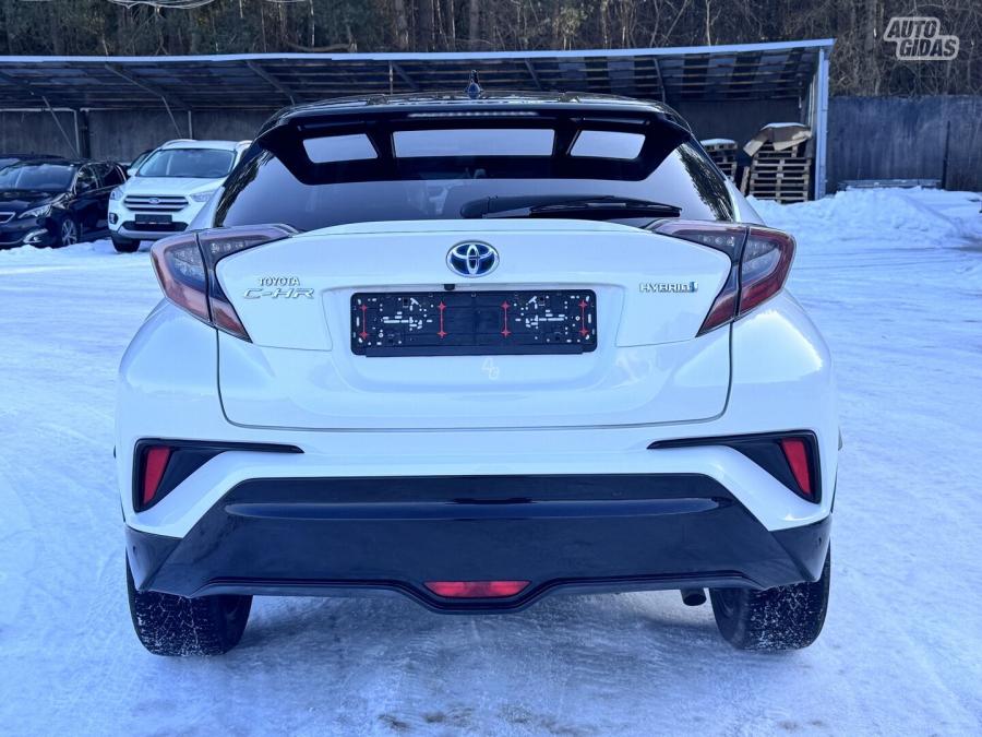 White Toyota C-HR 2018 in Vilnius, with an engine capacity of 1.80 L and mileage of 185 thousand km for 15450 €, photo 9 on AUTOMOTO.COM.LV