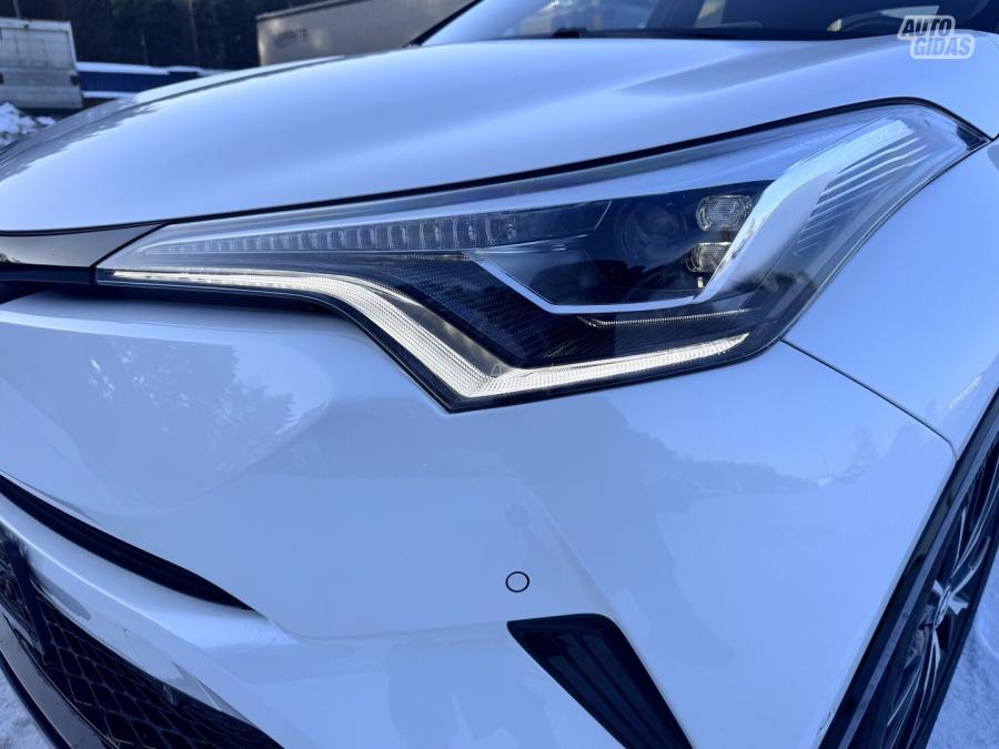 White Toyota C-HR 2018 in Vilnius, with an engine capacity of 1.80 L and mileage of 185 thousand km for 15450 €, photo 33 on AUTOMOTO.COM.LV