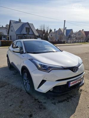 Balts Toyota C-HR 2018 Alīta, ar dzinēja tilpumu 1.80 L un nobraukumu 105 tūkst. km par 18500 €, foto  vietnē AUTOMOTO.COM.LV