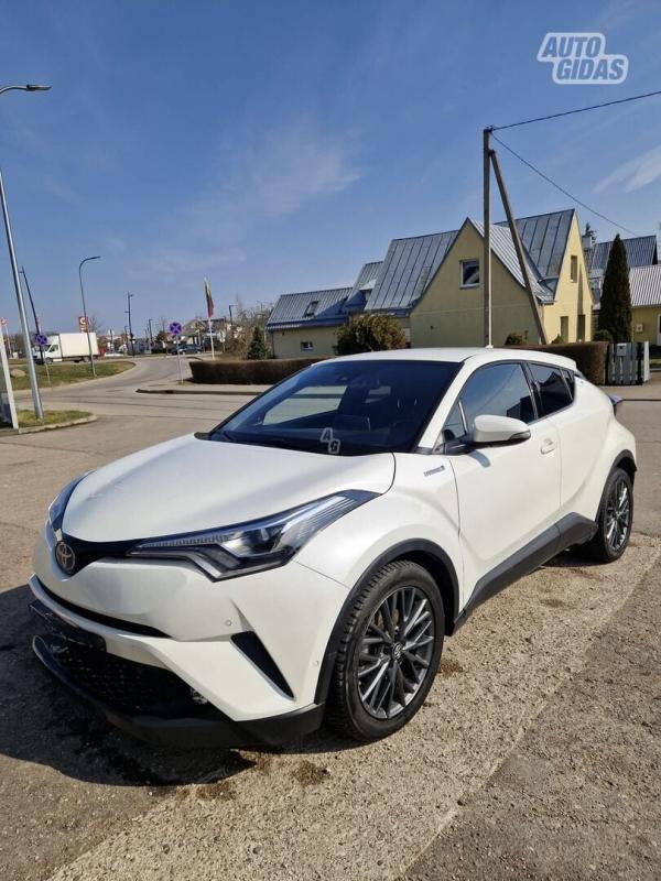 White Toyota C-HR 2018 in Alytus, with an engine capacity of 1.80 L and mileage of 105 thousand km for 18500 €, photo 2 on AUTOMOTO.COM.LV