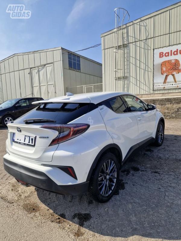 White Toyota C-HR 2018 in Alytus, with an engine capacity of 1.80 L and mileage of 105 thousand km for 18500 €, photo 5 on AUTOMOTO.COM.LV