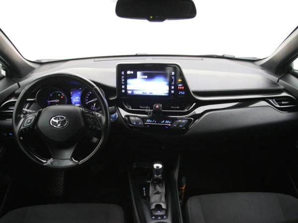 White Toyota C-HR 2018 in Vilnius, with an engine capacity of 1.80 L and mileage of 196 thousand km for 15199 €, photo 2 on AUTOMOTO.COM.LV