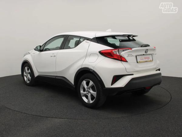 White Toyota C-HR 2018 in Vilnius, with an engine capacity of 1.80 L and mileage of 196 thousand km for 15199 €, photo 7 on AUTOMOTO.COM.LV