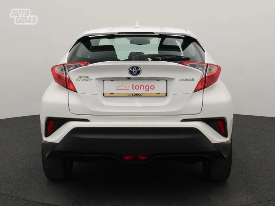 White Toyota C-HR 2018 in Vilnius, with an engine capacity of 1.80 L and mileage of 196 thousand km for 15199 €, photo 6 on AUTOMOTO.COM.LV