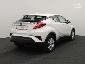 White Toyota C-HR 2018 in Vilnius, with an engine capacity of 1.80 L and mileage of 196 thousand km for 15199 €, photo 9 on AUTOMOTO.COM.LV