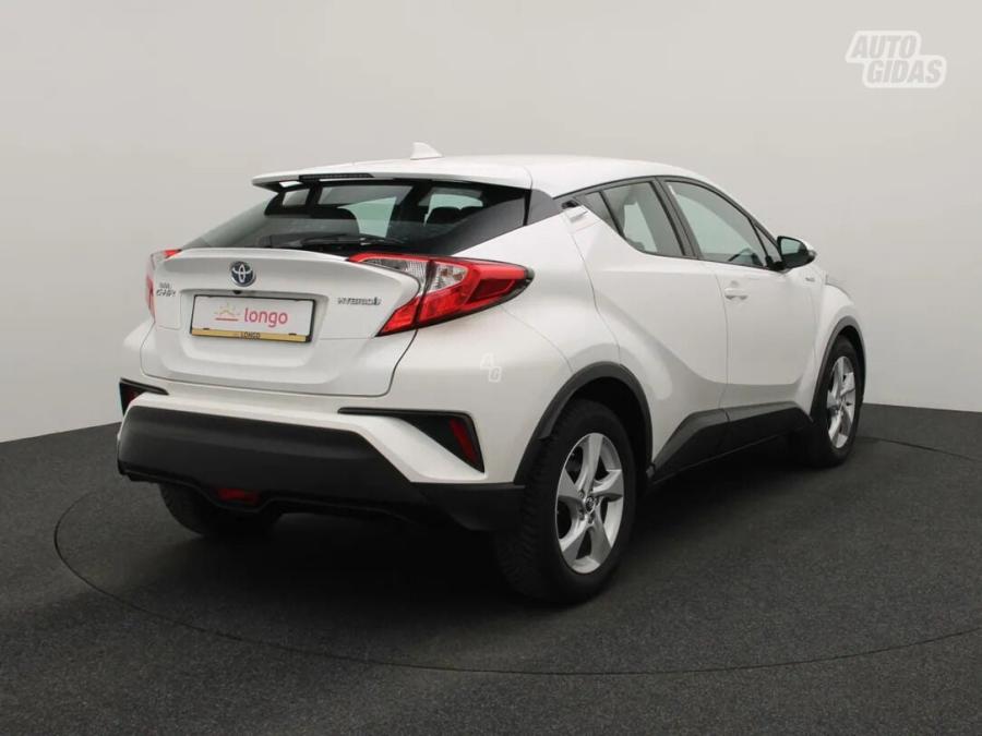 White Toyota C-HR 2018 in Vilnius, with an engine capacity of 1.80 L and mileage of 196 thousand km for 15199 €, photo 9 on AUTOMOTO.COM.LV
