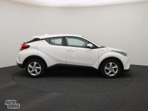 White Toyota C-HR 2018 in Vilnius, with an engine capacity of 1.80 L and mileage of 196 thousand km for 15199 €, photo 10 on AUTOMOTO.COM.LV