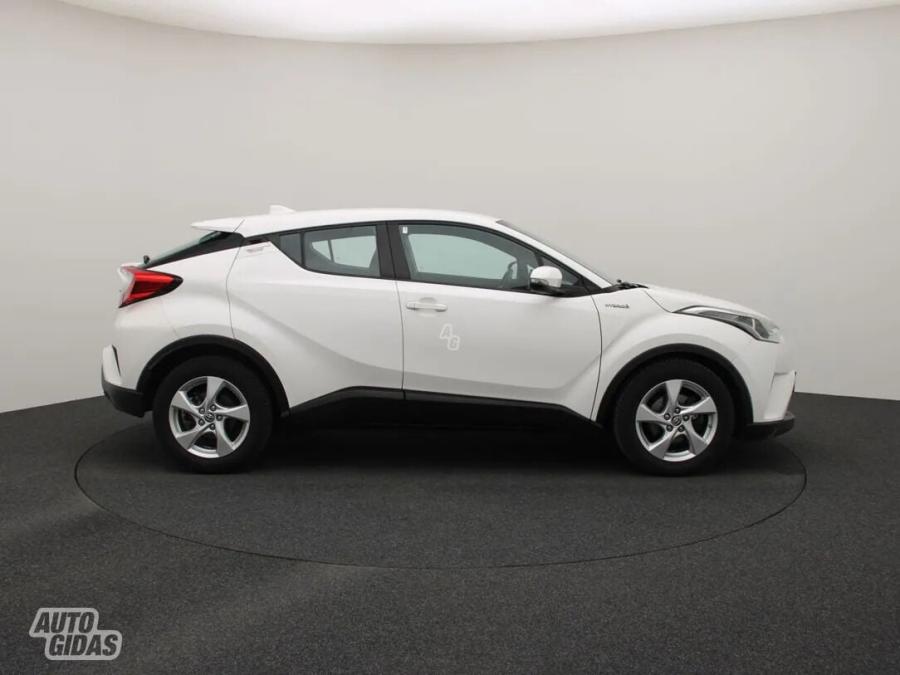 White Toyota C-HR 2018 in Vilnius, with an engine capacity of 1.80 L and mileage of 196 thousand km for 15199 €, photo 10 on AUTOMOTO.COM.LV