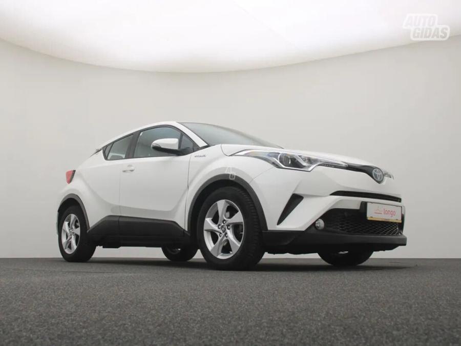 White Toyota C-HR 2018 in Vilnius, with an engine capacity of 1.80 L and mileage of 196 thousand km for 15199 €, photo 12 on AUTOMOTO.COM.LV